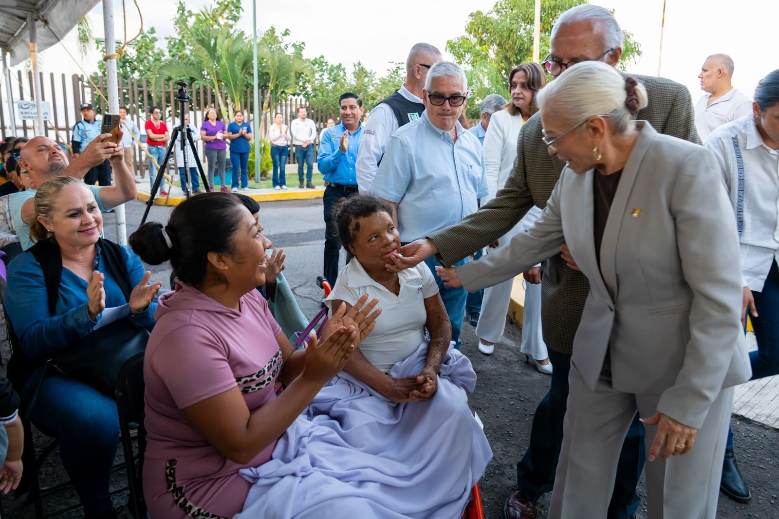 Beatriz Estrada y Miguel Ángel Navarro encabezan arranque de cirugías ...